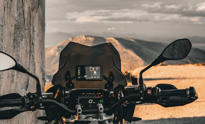 AIO-5 Play：バイクライフの革命。音楽やナビなどミラーリング可能なディスプレイ